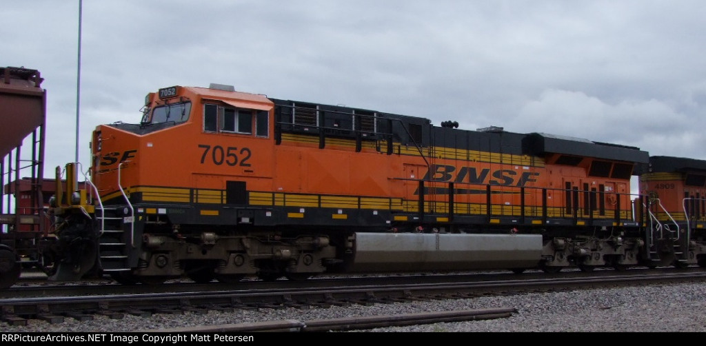 BNSF 7052